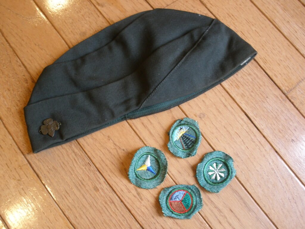 1940s GIRL SCOUTS OVERSEAS STYLE CAP & 4 MERIT BADGES – SUPERNOVA ANTIQUES