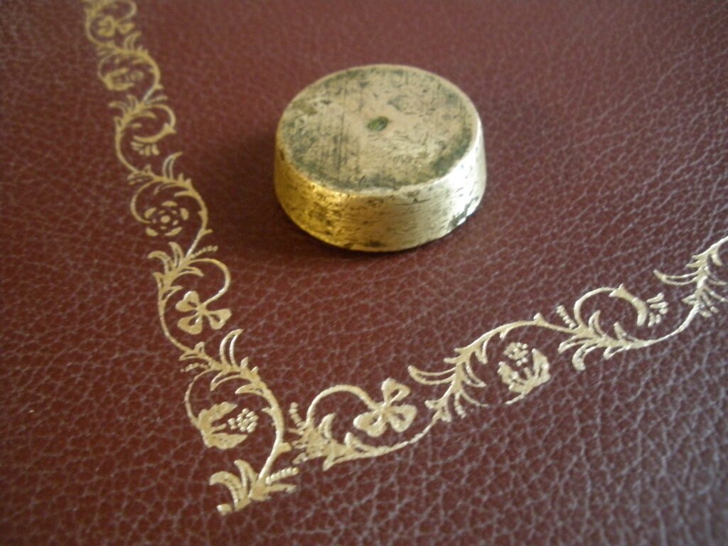 Vintage ONE OUNCE BRASS PANCAKE SCALE WEIGHT – SUPERNOVA ANTIQUES