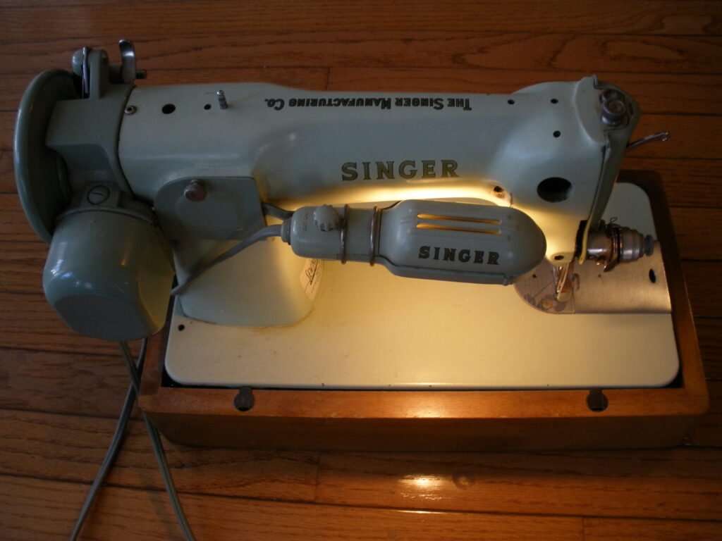 Working 1956 SINGER SEWING MACHINE, FOOT PEDAL, & CARRY CASE ...
