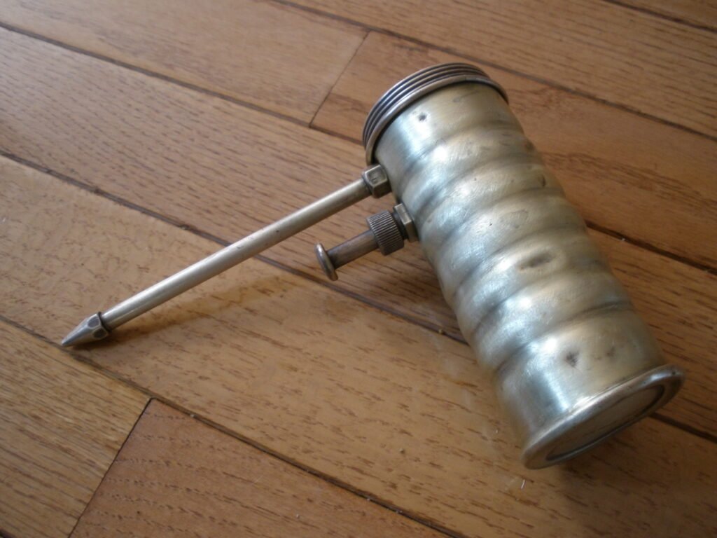 Vintage BRASS PUSH BUTTON OILER – SUPERNOVA ANTIQUES