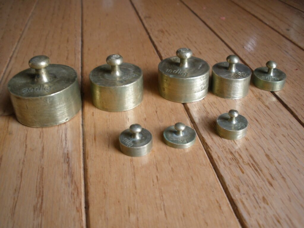 Vintage EIGHT CYLINDER BRASS WEIGHTS & WOOD BOX – SUPERNOVA ANTIQUES