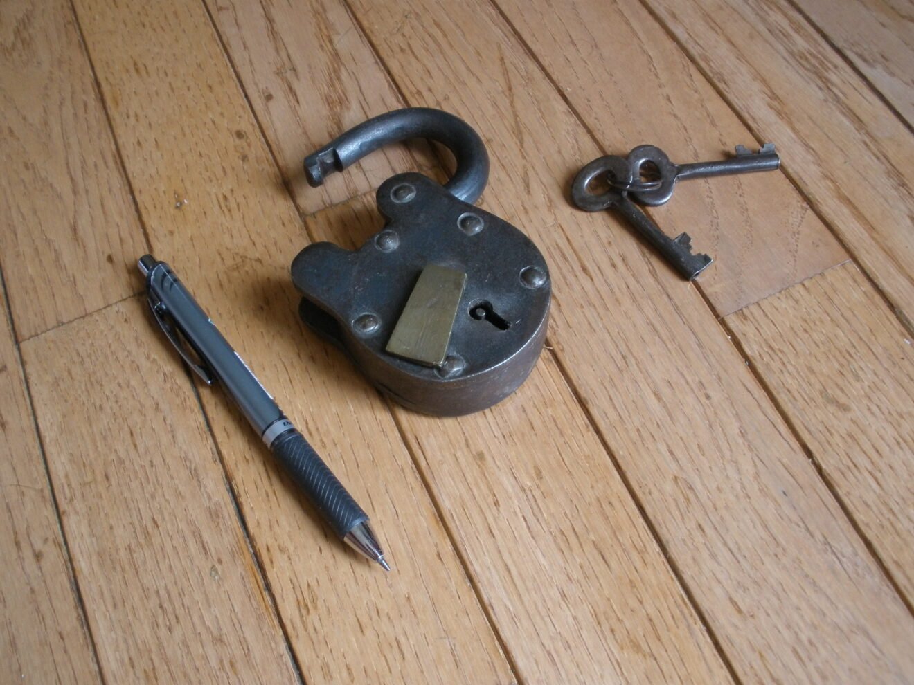 Late 1800s WORKING ANTIQUE LARGE PADLOCK & TWO KEYS – SUPERNOVA ANTIQUES