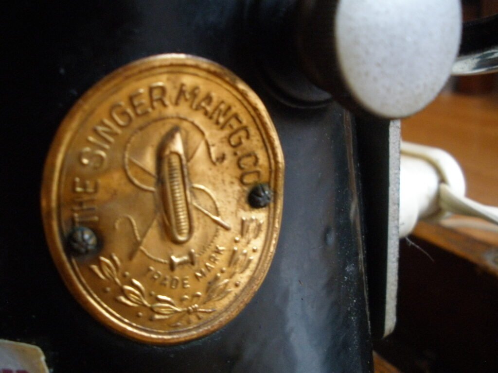Working 1930 SINGER SEWING MACHINE – ELECTRIFIED Model 66K – SUPERNOVA ...